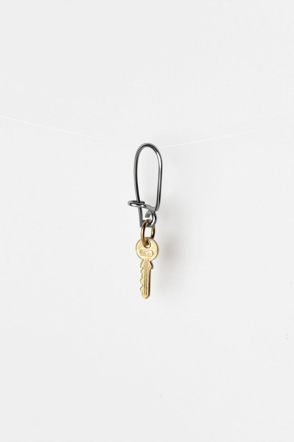 Mono earring with key