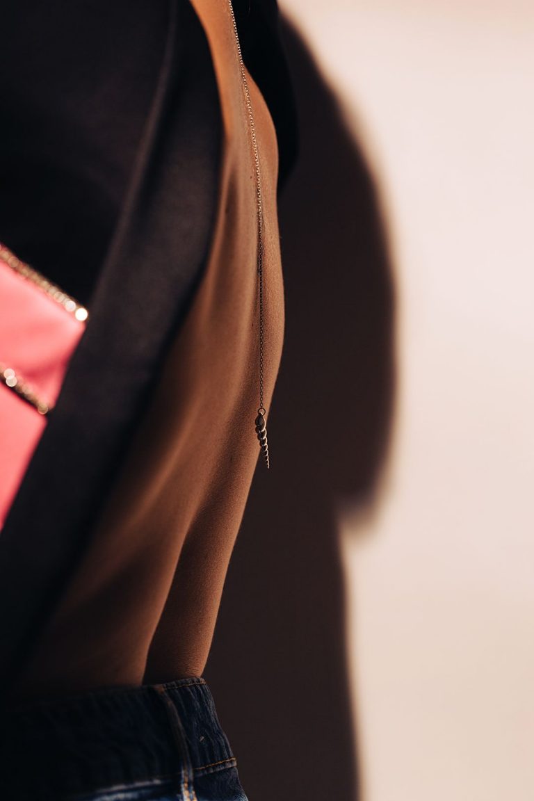 Sautoir with a shell